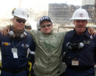 ROBIN WILLIAMS VISITS MILITARY WORKERS AT GROUND ZERO - 8X10 PHOTO (ZZ ...