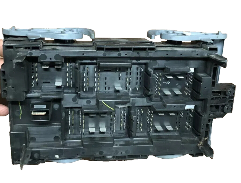 2007-2009 Chevy Suburban, 1500 Pickup, engine FuseBox P/N: 19210438 YB ...