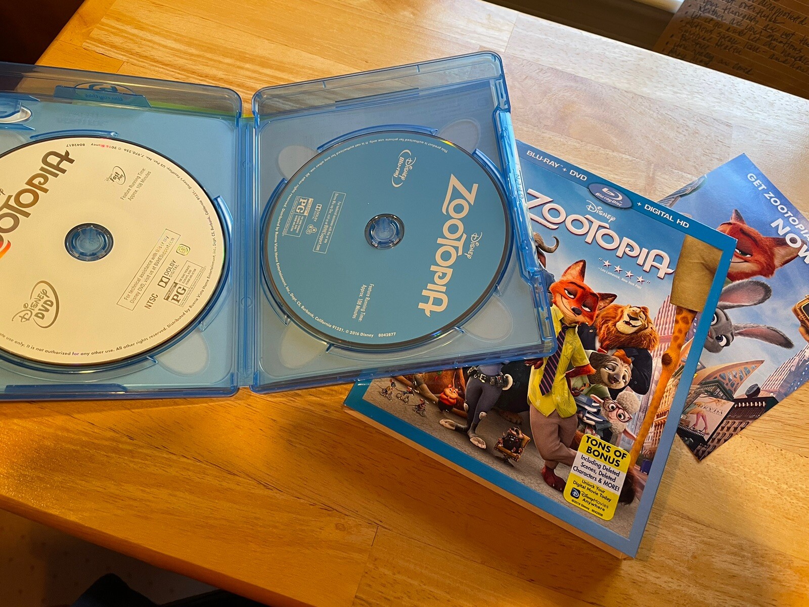 Disney Zootopia Blu-ray + DVD + Digital Download - Family Entertainment ...