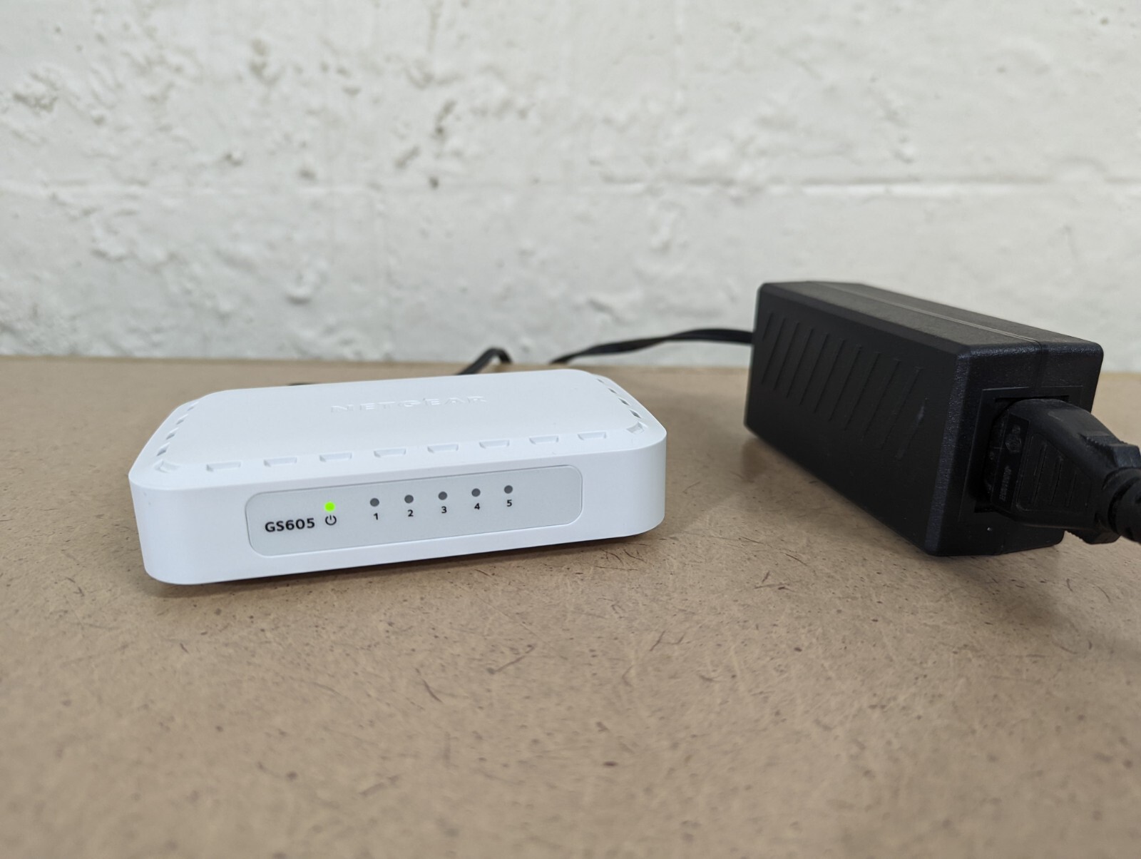 NETGEAR GS605v5 5-Port Gigabit Ethernet Switch 10/100/1000 Mbps w ...