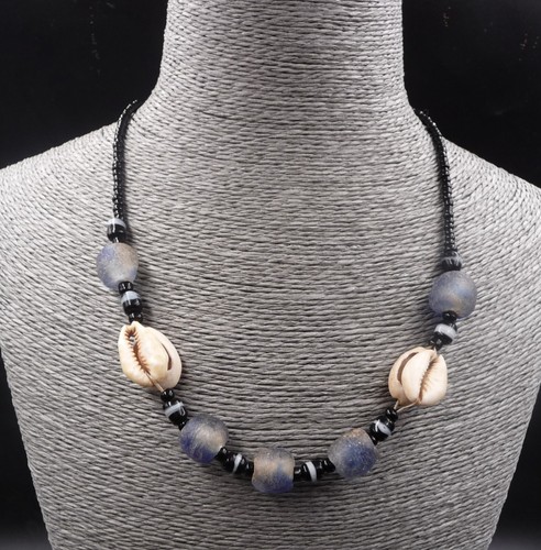 Collier Africain en pâte de verre bleue, perles de verre et coquillage ...