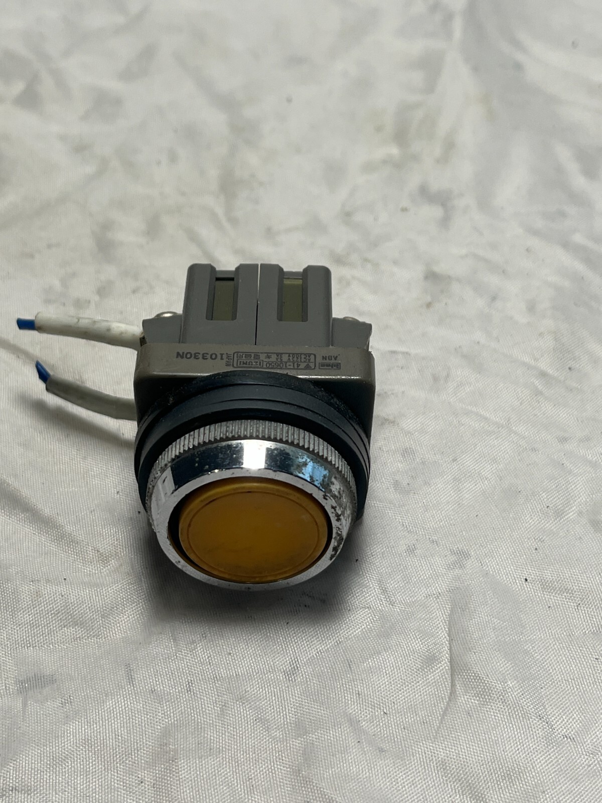 IDEC YELLOW 10A IZUMI PUSH BUTTON SWITCH 41-10650 | eBay