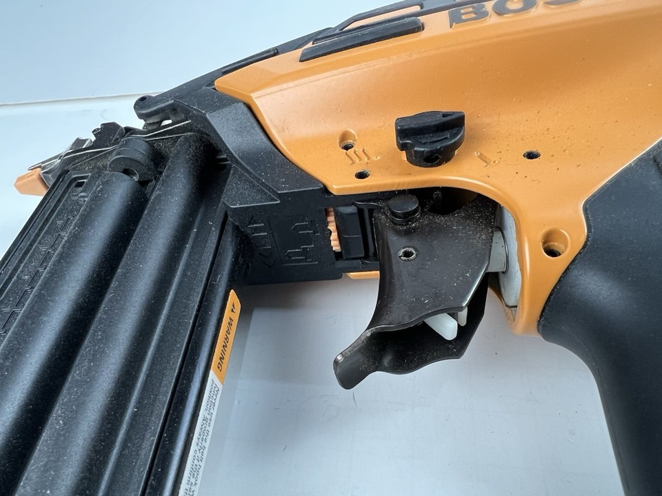 Bostitch BTFP12233 Smart Point 18-Gauge Brad Nailer Pneumatic Nail Gun ...