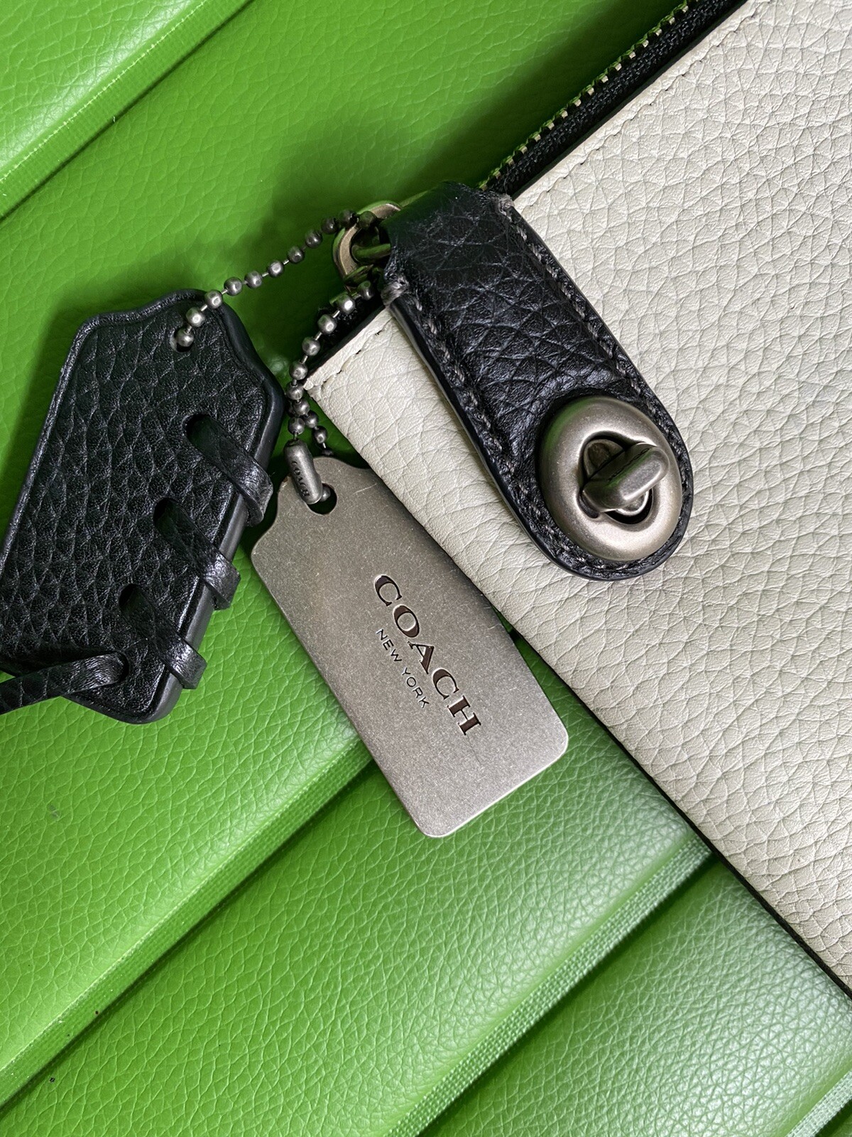 COACH CHALK/BLACK NOMAD PEBBLE LEATHER TURNLOCK POUCH… - Gem