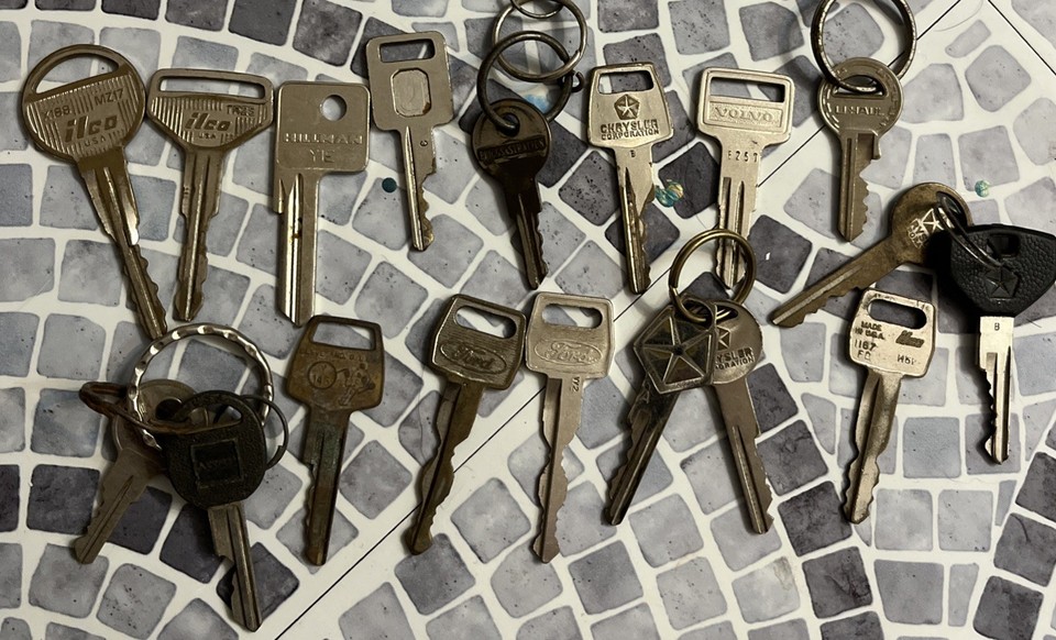 Vintage Car Keys Lot (15) Ford Chrysler Volvo U-Haul Briggs n Stratton ...