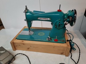 Vintage universal deluxe sewing machine - lasopafact