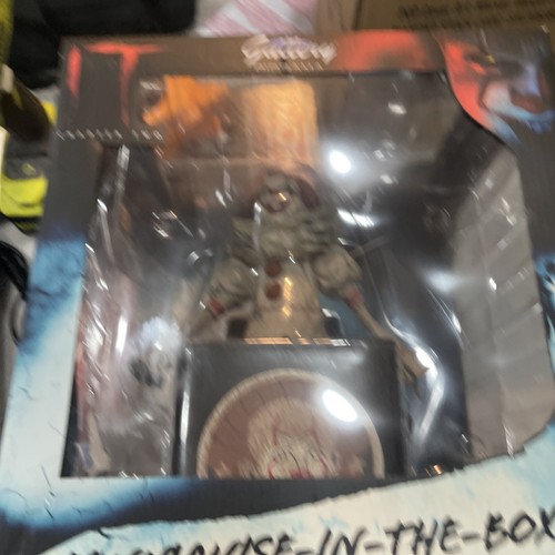 Diamond Select Gallery IT Chapter 2 PENNYWISE IN THE BOX Diorama Statue ...
