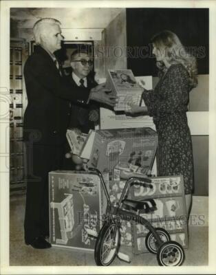 1975 Press Photo Earl Collins and Bill Tyler with Elf Louise ...