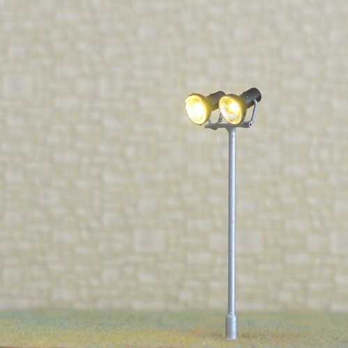 4 x OO / HO Scale LED spotlight model limelight projector street lamp ...