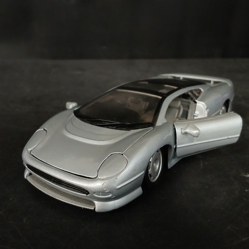 Maisto Jaguar XJ220 Diecast Model Car 1:24 Scale Collectable Steerable ...