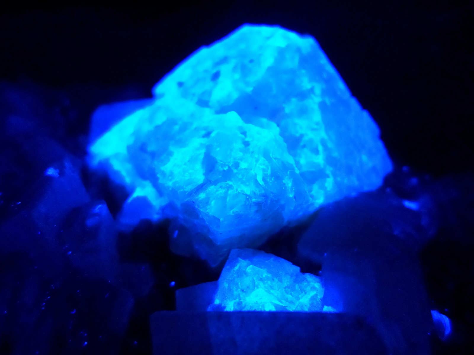 KB: SW FL BRIGHT BLUE/WHITE SCHEELITE CRYSTAL ON MATRIX FROM PINGWU ...