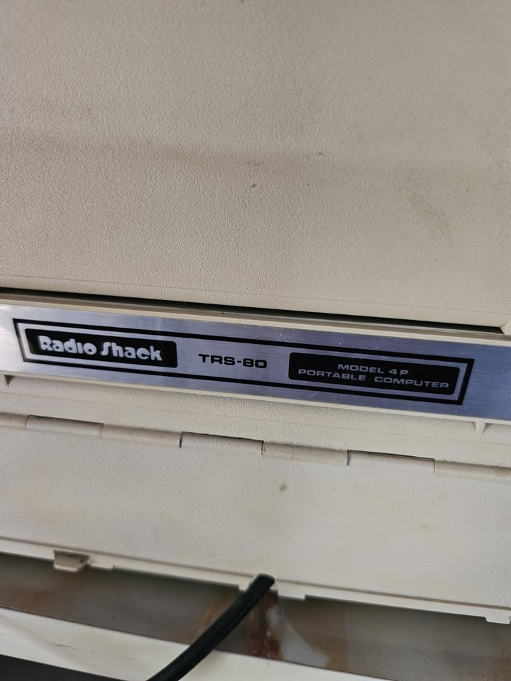 Vintage Radio Shack Computer TRS-80 Model 4P 26-1080A Powers on Pick Up ...