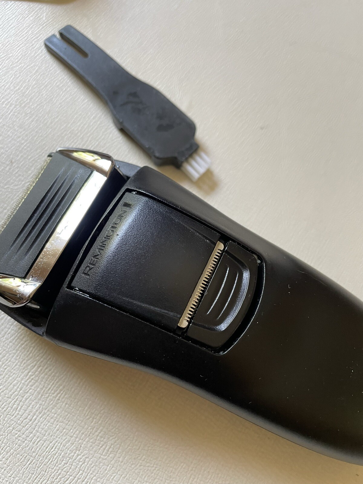 REMINGTON MICROSCREEN WATERPROOF RECHARGEABLE RAZOR W/CHARGERS BRUSH ...