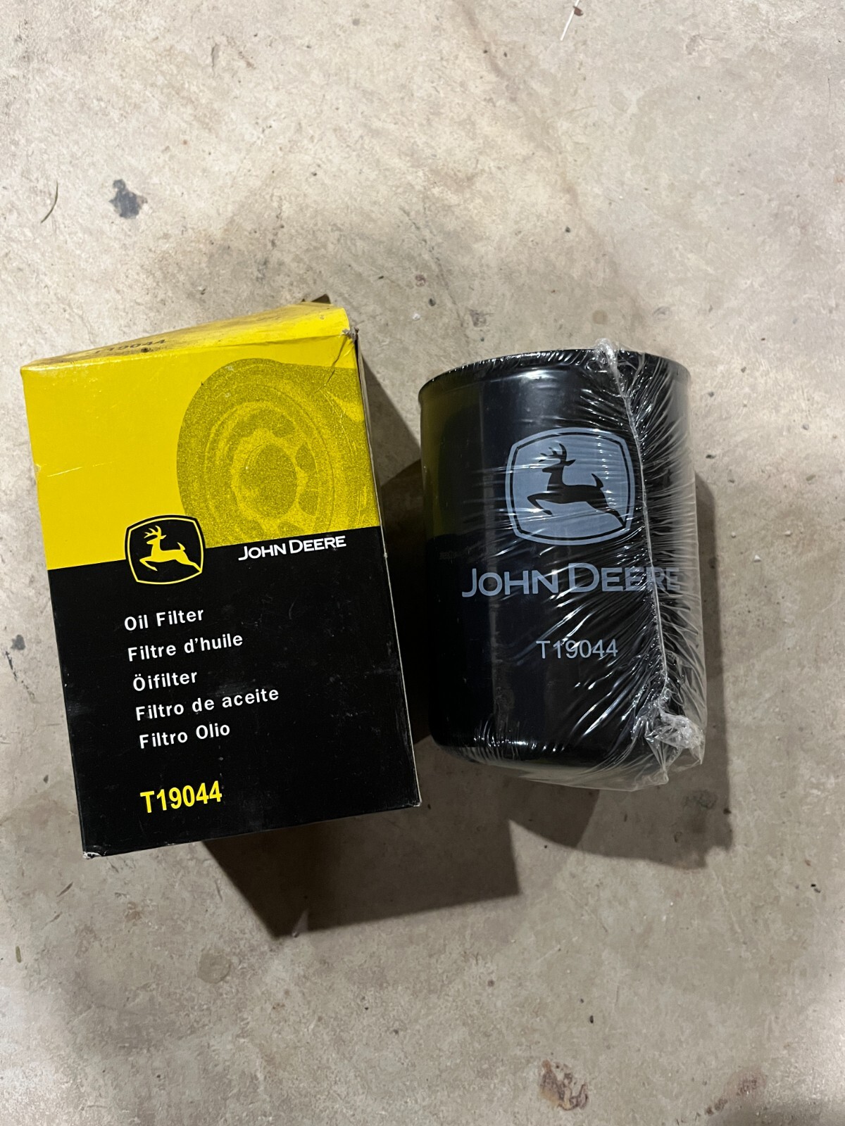 T19044 John Deere Genuine OEM Oil Filter - Tractor/Heavy Machinery ...