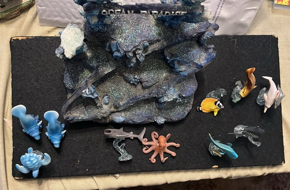 Ocean Paradise Base With 10 Ocean Creatures Figures For Display ...