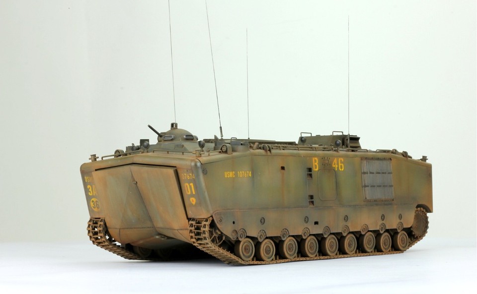 ProBuilt Model 1:35 USMC LVTP5A1 Bus Battlefield /w Detail Interior ...