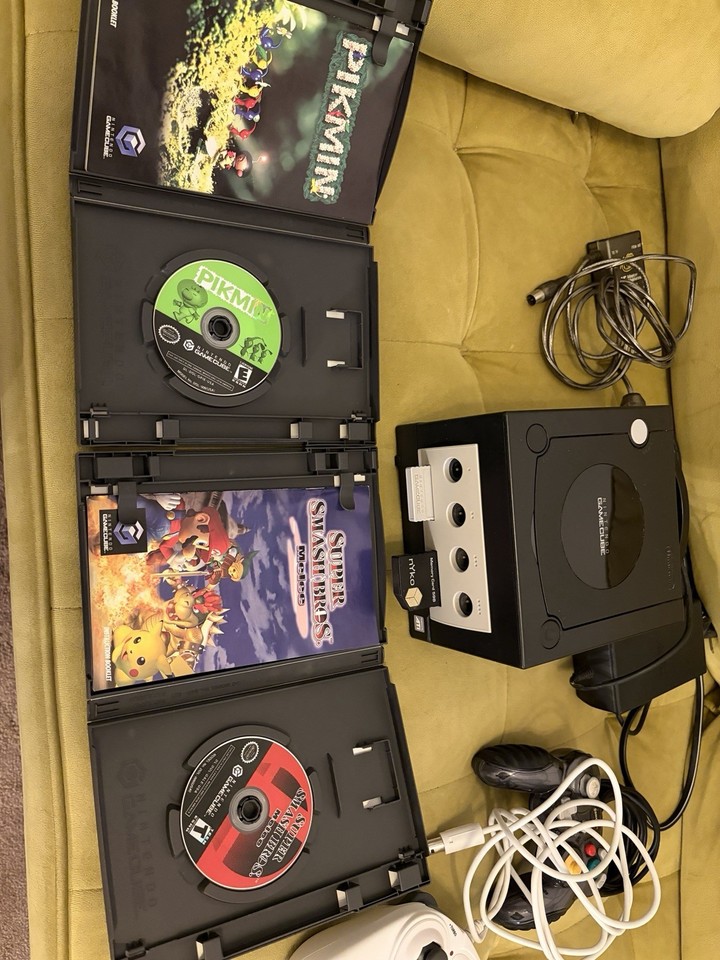 Nintendo GameCube Console Bundle Controllers, Smash Bros Melee & Pikmin ...