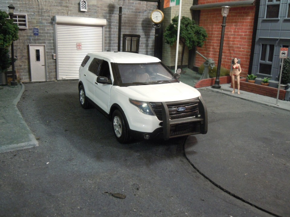 1/18 scale Unmarked Police white 2016 Ford Explorer with lights. | eBay