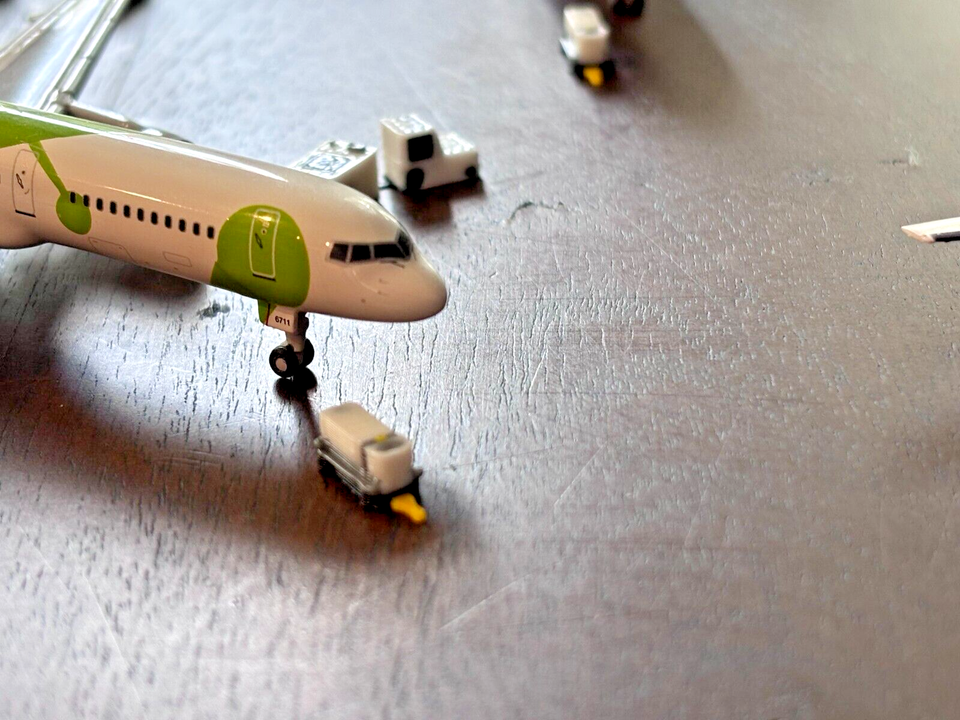 1:400 Model Airport Accessories - 10 Piece Aircraft GPU and A/C Cart ...