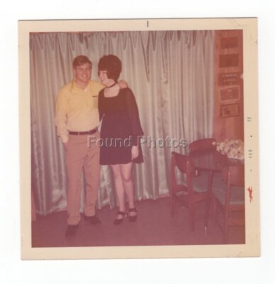1972 COUPLE WOMAN WITH BEEHIVE HAIRDO ORIGINAL FOUND COLOR PHOTO #140 ...