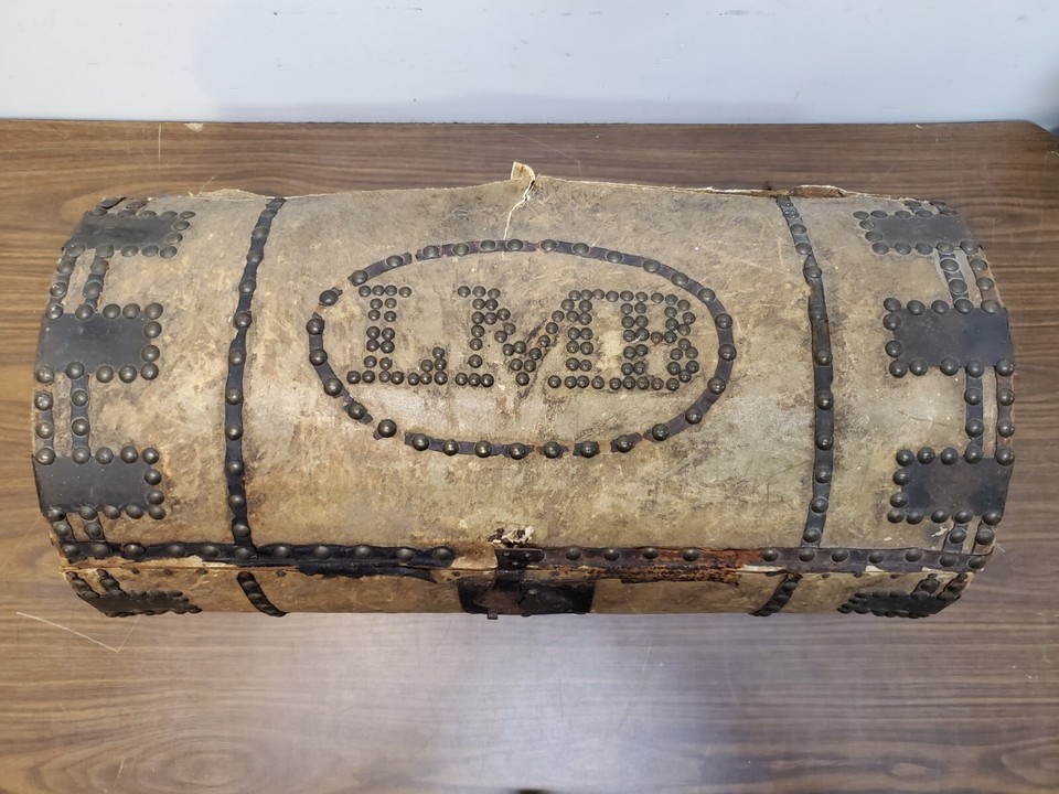 Antique Round Cylindrical Leather Covered Trunk, c.1822 I. Sanford ...