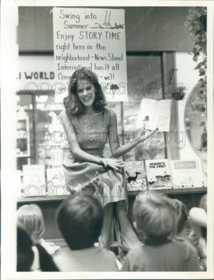 1982 Press Photo Pretty Laura Beall Reads Book to Children Charlotte N ...