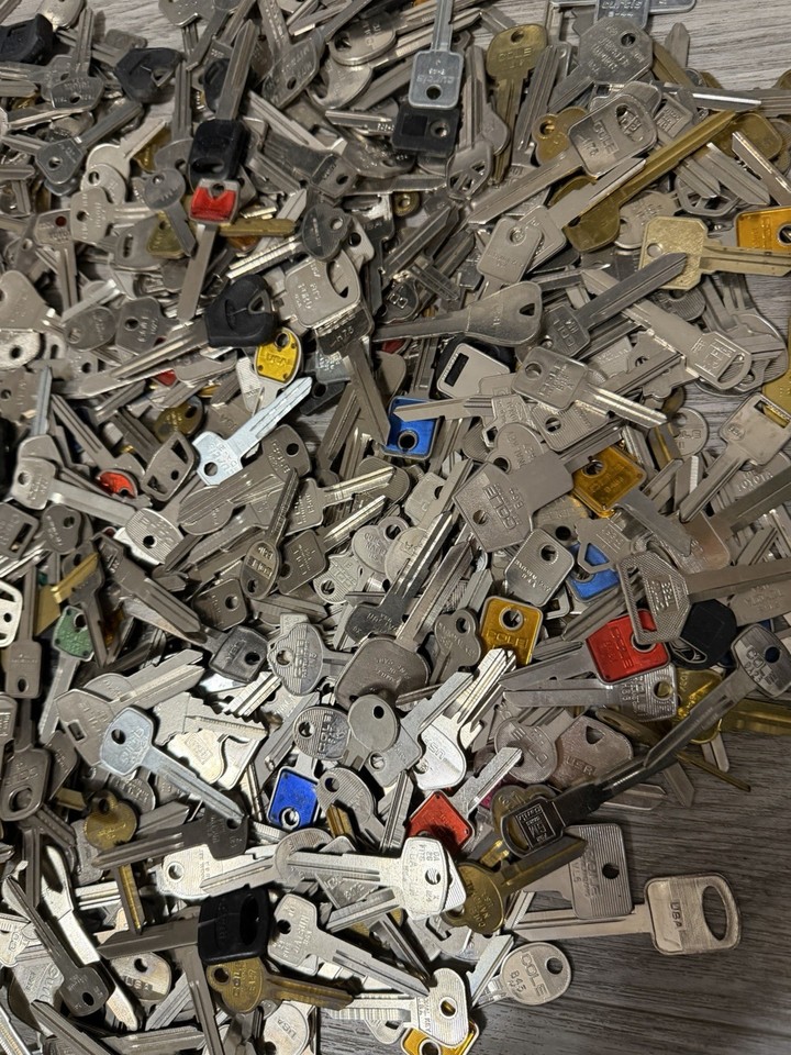 HUGE LOT 20 POUNDS VINTAGE UNCUT KEY BLANKS Hundreds Steampunk ...
