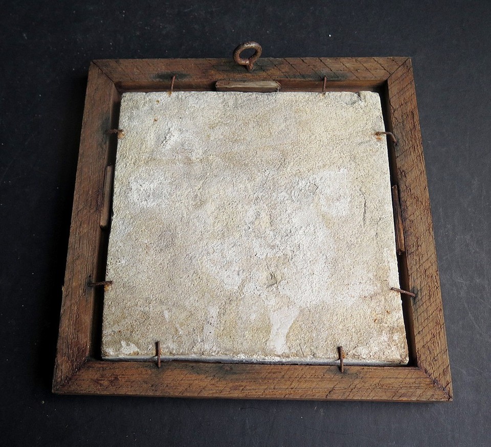 AN 18TH CENTURY HAND PAINTED BLUE & WHITE DELFT TILE IN OLD OAK FRAME ...