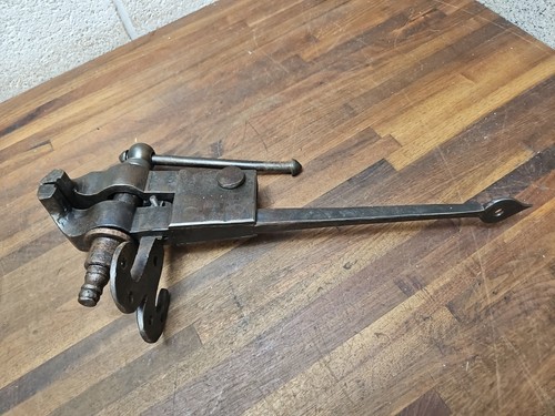 K162- Rare ANTIQUE MINIATURE LEG VISE 17" tall Blacksmith Tinsmith tool ...