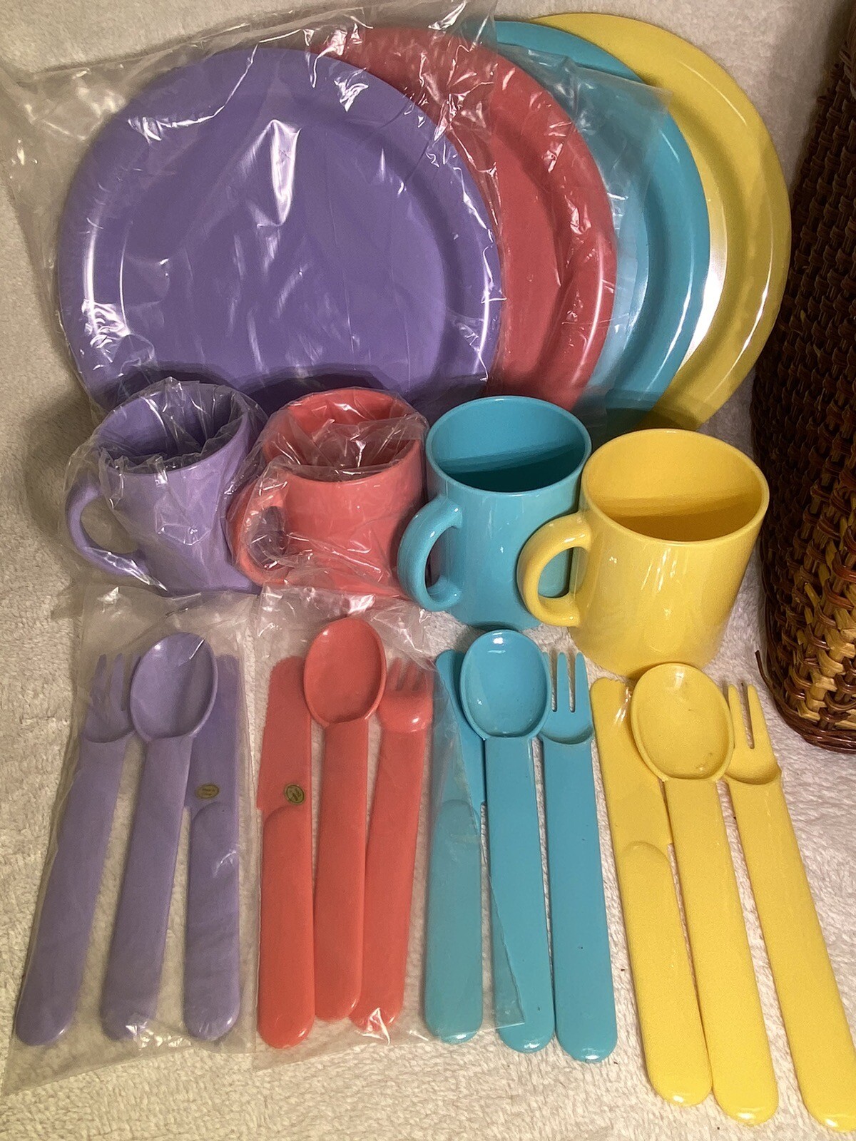 Vintage Wicker Rattan Picnic Basket Plates Cups Mug Utensils Set Of 4 ...
