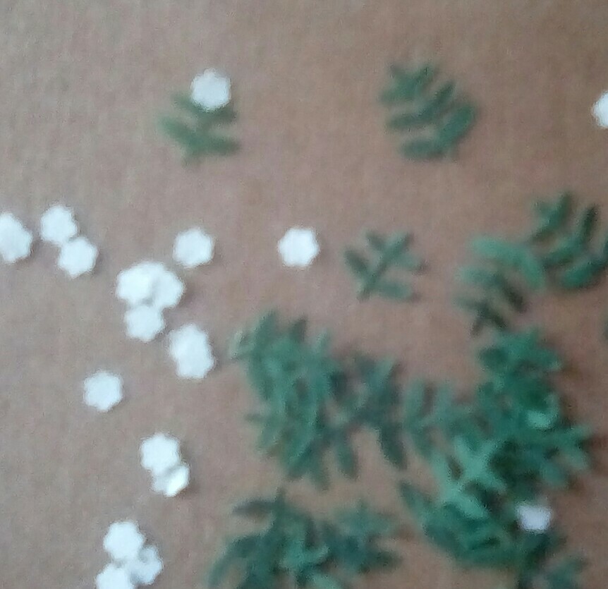 Dollhouse miniatures Quarter Scale flower petals & leaves in white. 1: ...