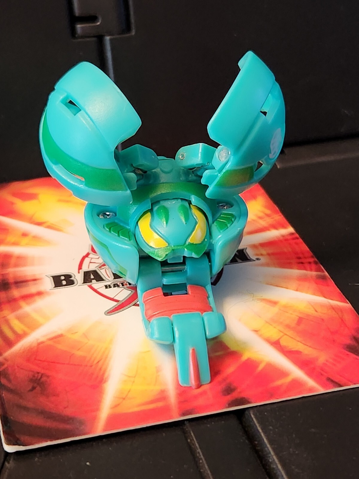 Bee Striker Bakugan