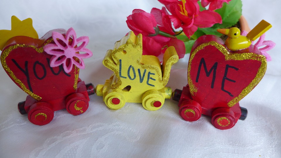 HANDMADE HAND PAINTED WOOD MAGNET HEART TRAIN WITH LOVE PHRAZES RED AND ...