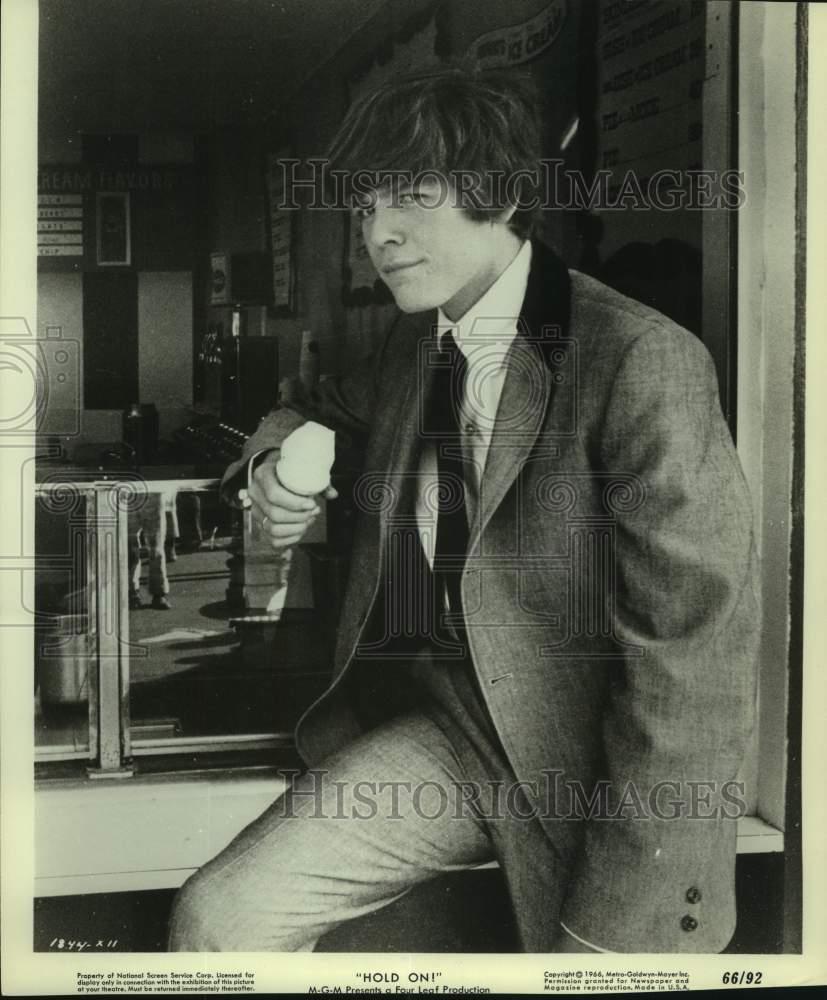 1966 Press Photo Member of the band of Herman's Hermits in "Hold On ...