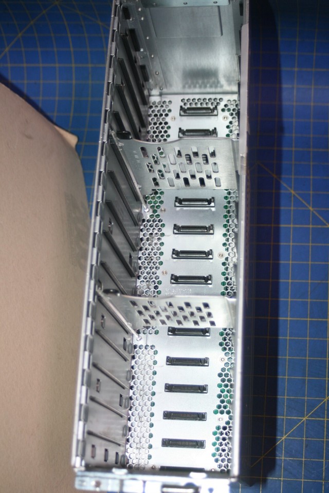 Emc2 model KTN-STL4 100-562-126 disk array , No Caddy, No Hard drives ...