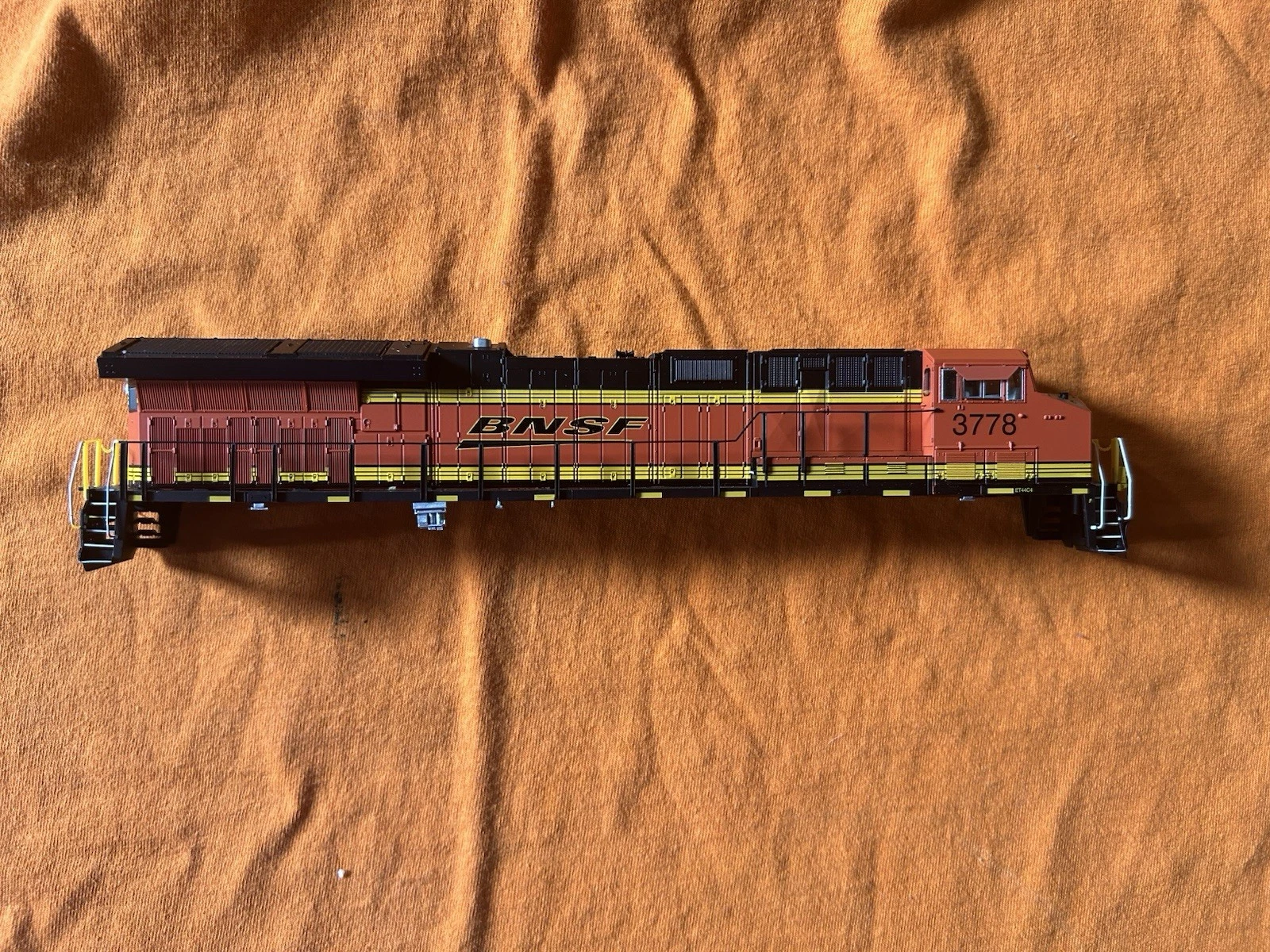 Scaletrains HO Scale ET44AC Operator series Engine shell BNSF # 3778 | eBay