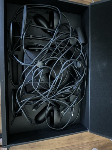 Oculus Rift CV1 Headset With 2 Base Stations And Controllers + Cable ...