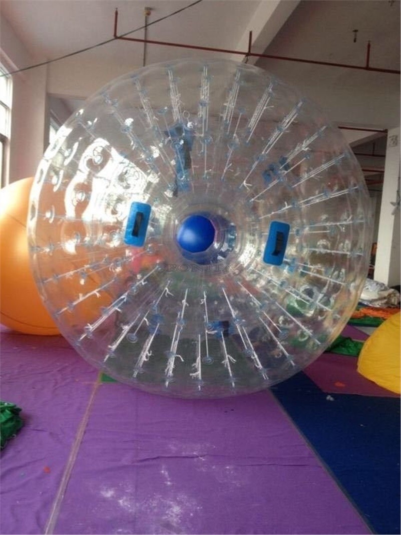 Zorbing No Oceano Floating Water Walking Ball Hi Res Stock Photography