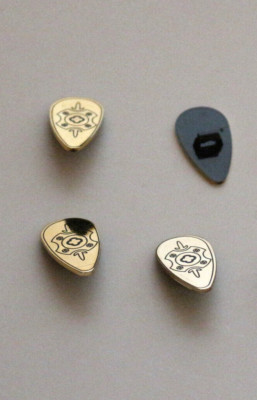 LEGO x 4 Black MInifigure, Shield Oval with Gold Chrome and Geometric ...