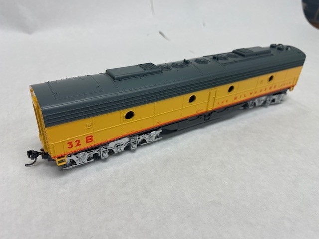 Rivarossi HO EMD E9B Unit (Dummy) CMStP&P Milwaukee Road #32B w/Kadee ...