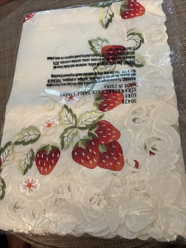 VTG Embroidered Tablecloth White Red Strawberries 34” Square Scalloped ...
