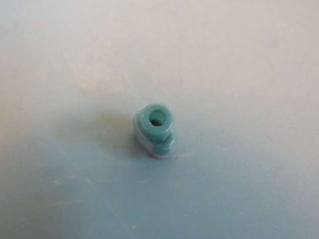Yazaki 7157-3951-60 Qty of 200 per Lot Wire seal-gray and green-silicon ...