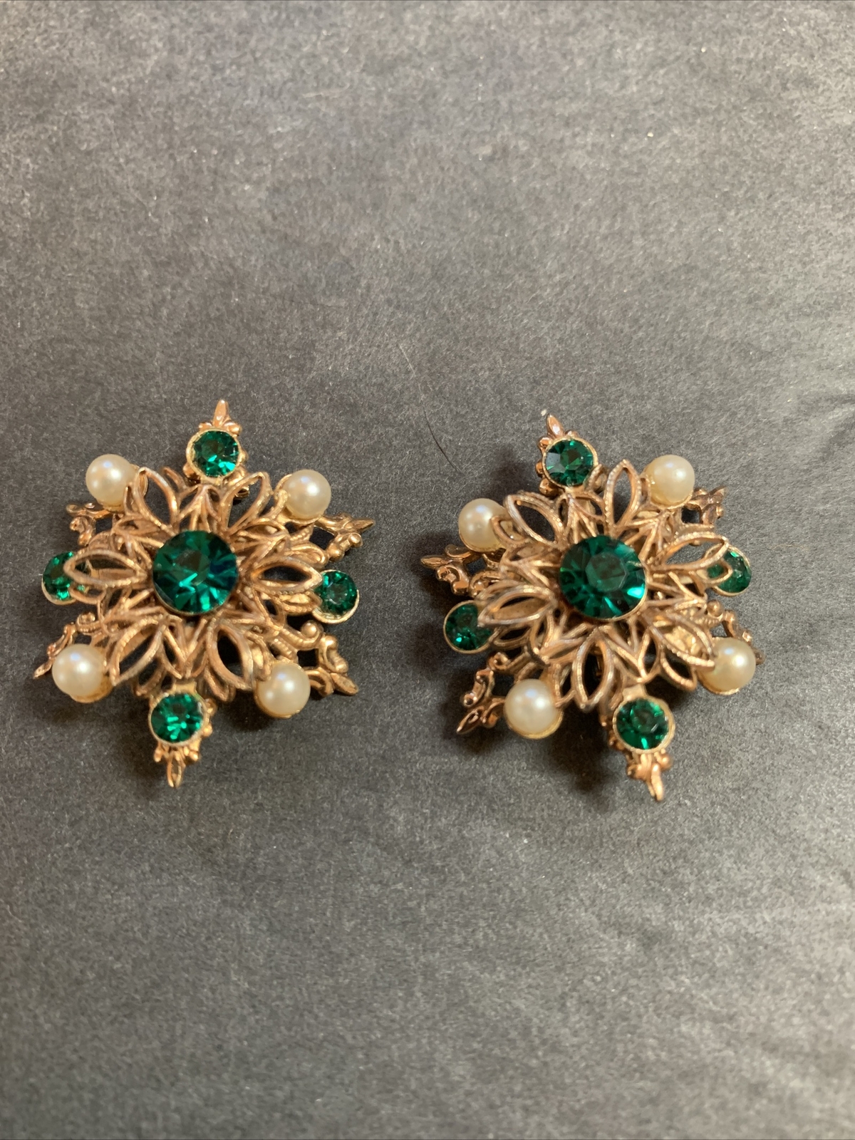 PAIR OF VINTAGE EMERALD GREEN PRONGED RHINESTONE & PE… - Gem