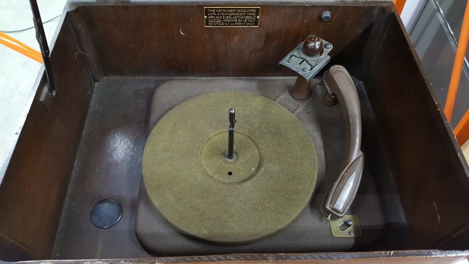 Truetone D-1174 Table Tube Radio / Record Player- Vintage | eBay