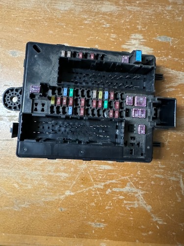 2020 - 2023 CHEVROLET TRAVERSE FUSE RELAY BLOCK JUNCITON BOX OEM ...