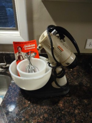 vintage Sunbeam Mixmaster model 10 stand mixer 10 speed w 2 Glassbake ...