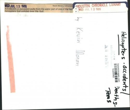 1989 Press Photo Kim Bevers pulls helicopter part from Gulf of Mexico ...