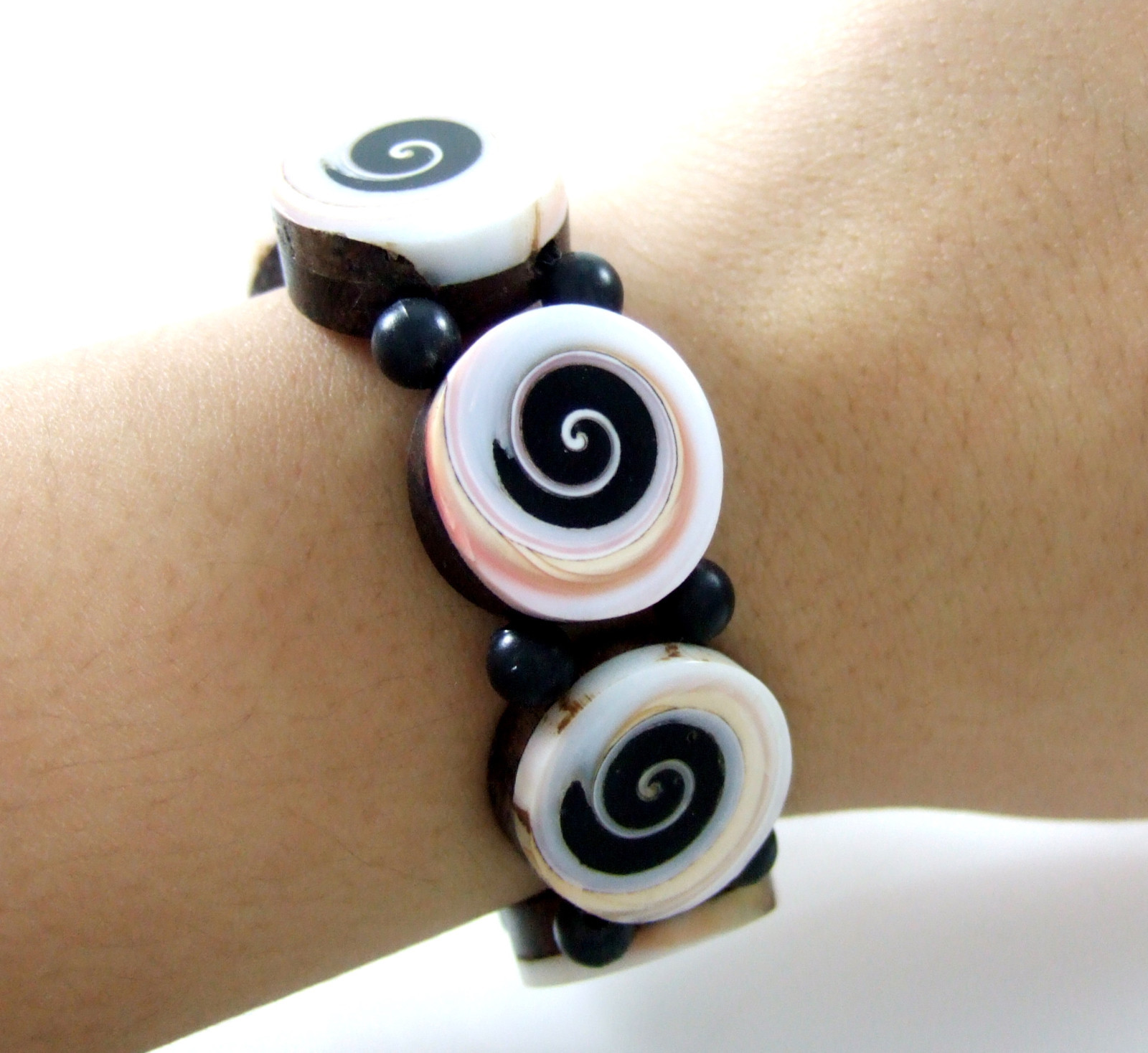 Eight Natural Eye of Shiva Shell Beads Stretch Cuff Bracelet Women ...