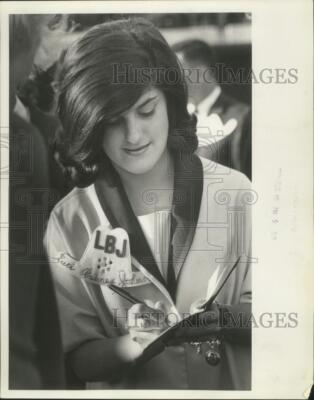 1964 Press Photo Lucy Johnson signs autographs, North River Racquet ...
