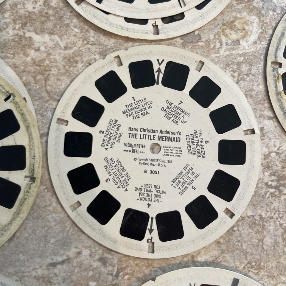 View Master Set W/Vintage Charlie brown Tin + View Master 3D + 31 Reels ...
